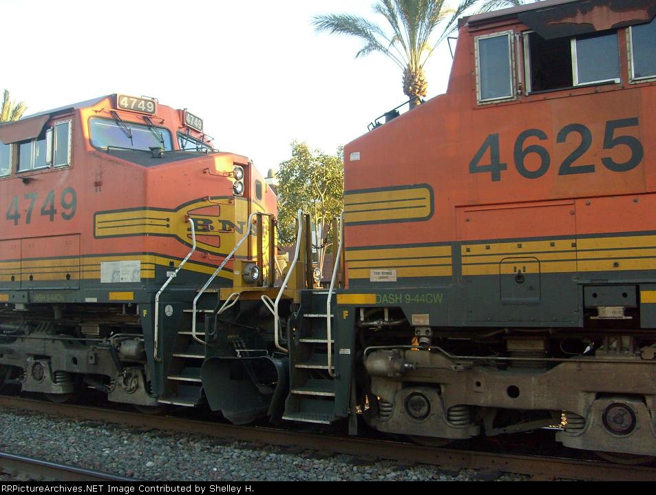 BNSF 4625 & BNSF 4749